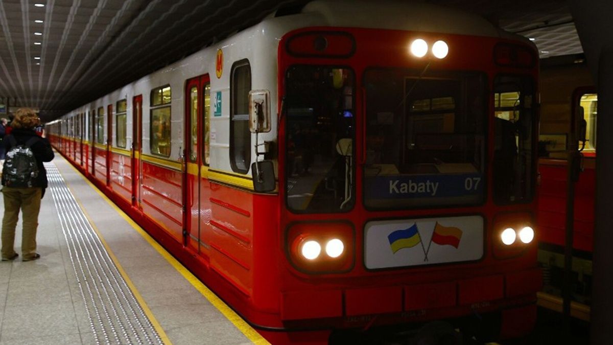 В Варшаве устроили прощальный рейс для поезда метро, который подарят ...